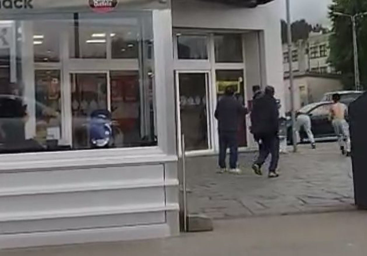 Grave suceso en Navia: apuñalan a dos personas a las puertas de un supermercado | El Comercio ...